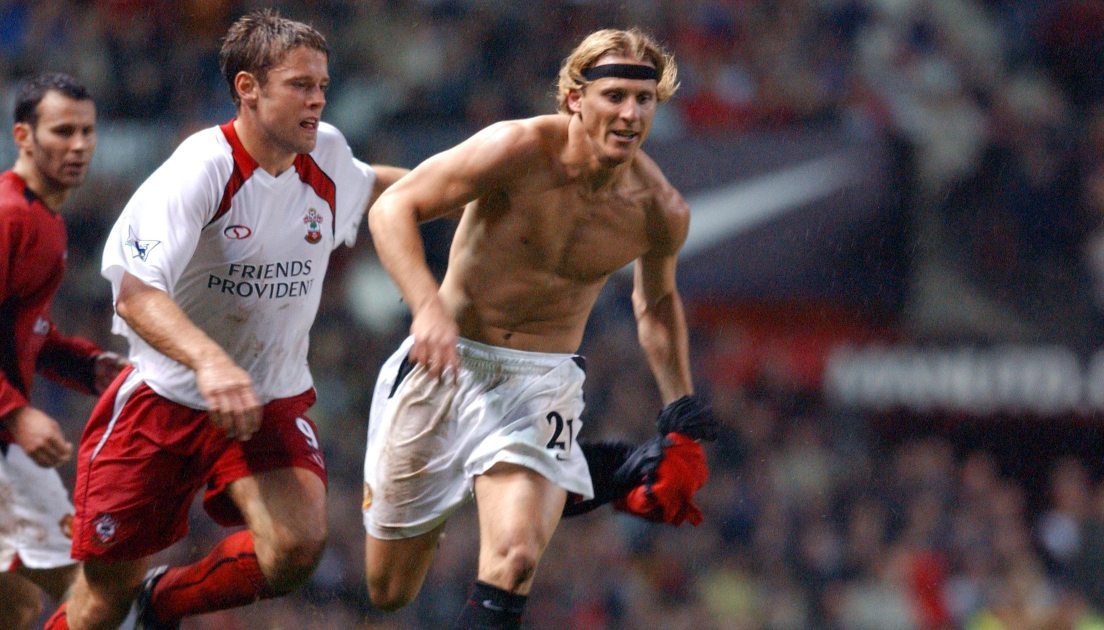 When Diego Forlan scored a rocket & played without a shirt for Man Utd