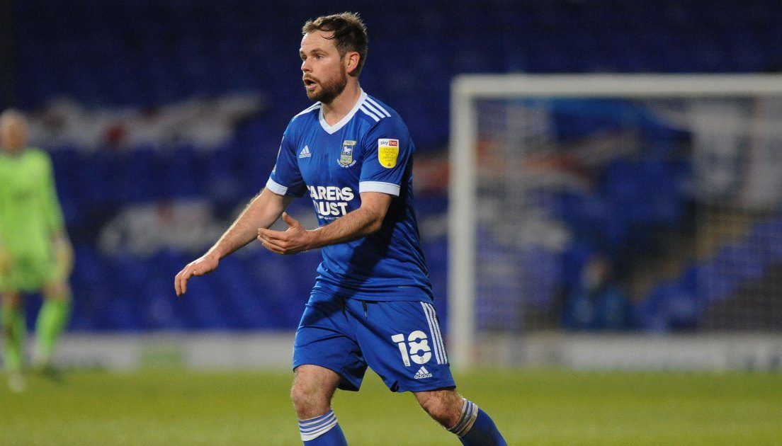 Watch: Ref squares up to Ipswich's Alan Judge, gets restrained by ...