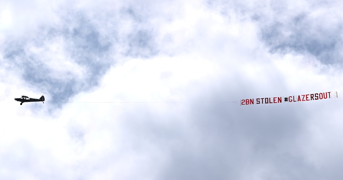 Watch: Man Utd fans fly plane over Elland Road protesting against ...