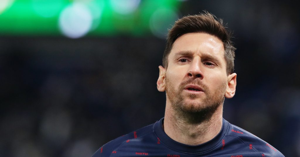 Lionel Messi of Paris Saint-Germain warms up prior to the UEFA ...