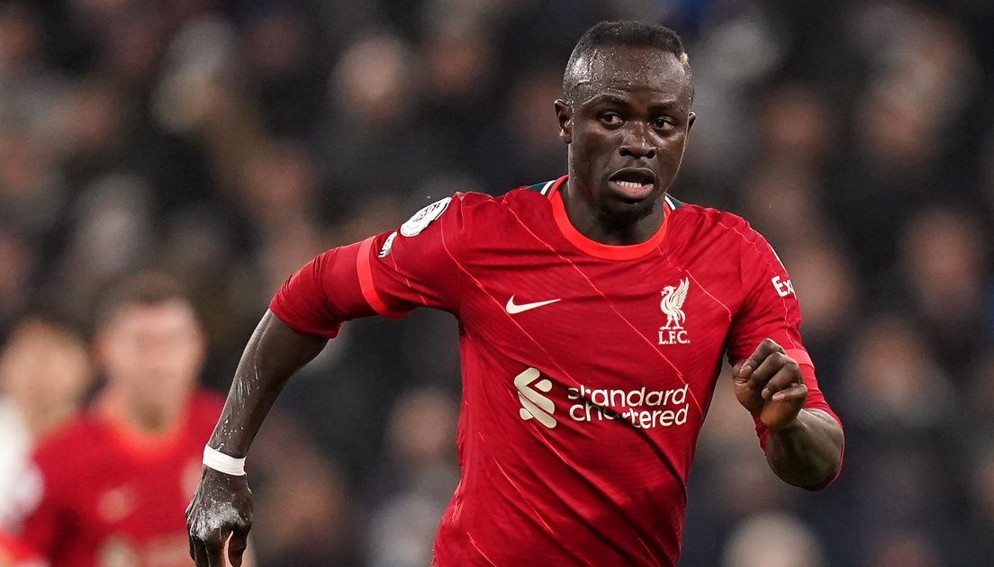 Watch: Sadio Mane escapes red card for early elbow on Azpilicueta ...