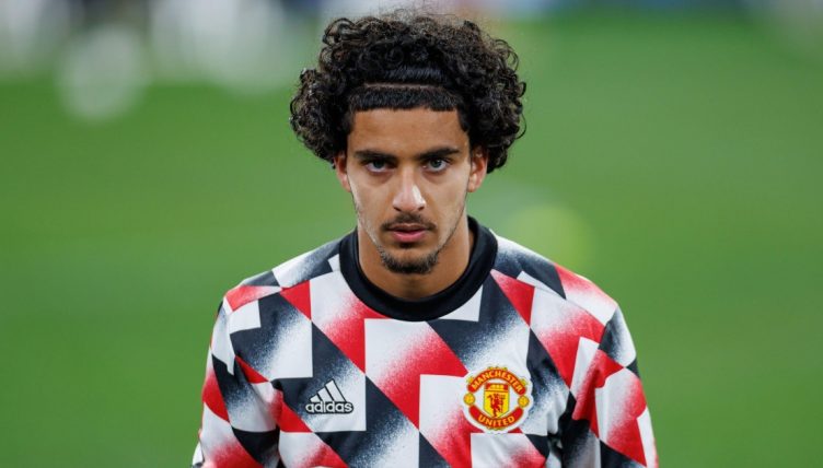 Watch: Zidane Iqbal & Charlie Savage show slick skills in Man Utd warm-up