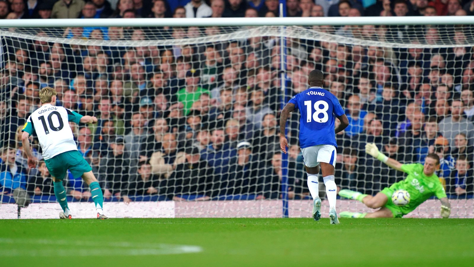 Can you name the Premier League goalkeepers with the most penalty saves?